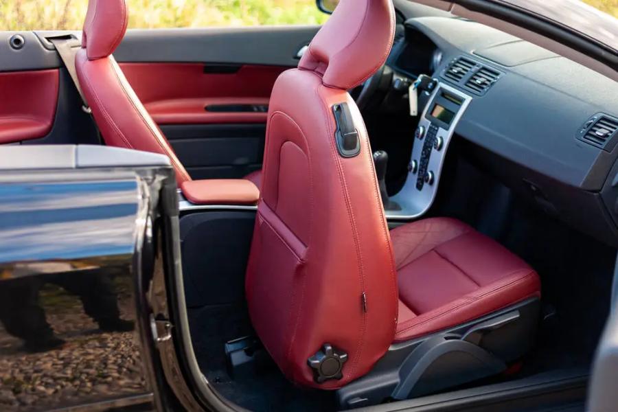Melns Volvo C70 2010 Rīga, ar dzinēja tilpumu 2.00 L un nobraukumu 213 tūkst. km par 6995 €, foto 31 vietnē AUTOMOTO.COM.LV