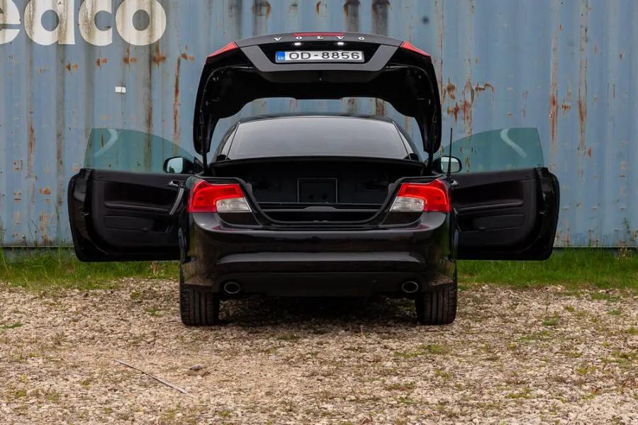 Melns Volvo C70 2011 Rīga, ar dzinēja tilpumu 2.00 L un nobraukumu 264 tūkst. km par 8995 €, foto 12 vietnē AUTOMOTO.COM.LV