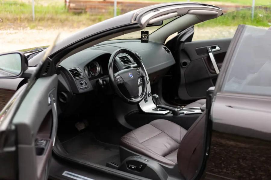 Melns Volvo C70 2011 Rīga, ar dzinēja tilpumu 2.00 L un nobraukumu 264 tūkst. km par 8995 €, foto 23 vietnē AUTOMOTO.COM.LV