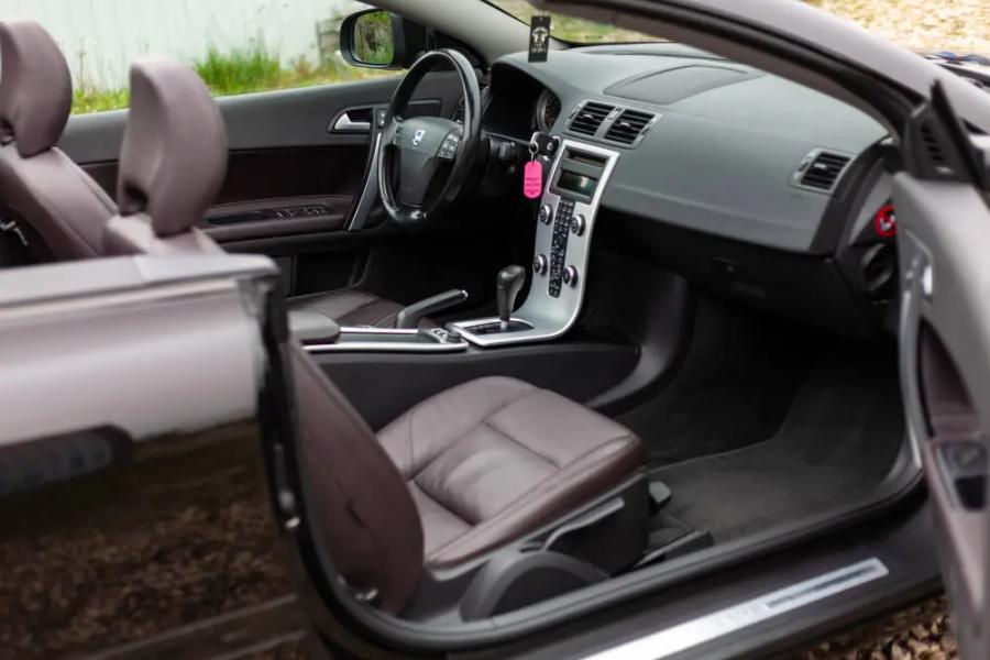 Melns Volvo C70 2011 Rīga, ar dzinēja tilpumu 2.00 L un nobraukumu 264 tūkst. km par 8995 €, foto 29 vietnē AUTOMOTO.COM.LV