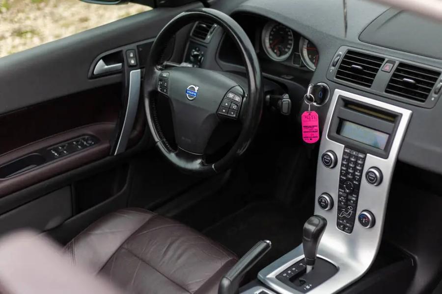 Melns Volvo C70 2011 Rīga, ar dzinēja tilpumu 2.00 L un nobraukumu 264 tūkst. km par 8995 €, foto 30 vietnē AUTOMOTO.COM.LV