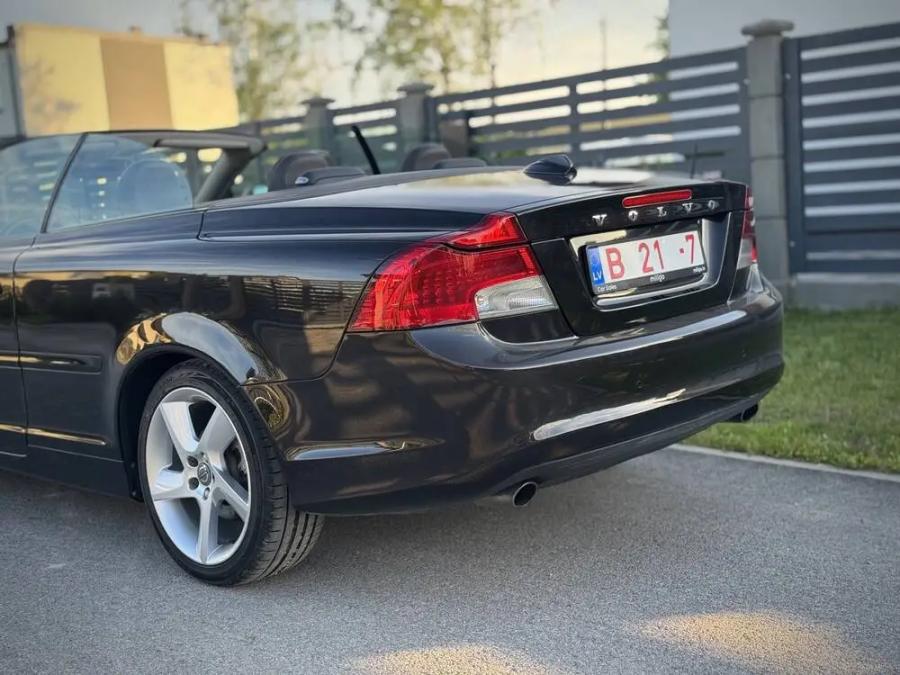Black Volvo C70 2012 in Jelgava, with an engine capacity of 2.00 L and mileage of 282 thousand km for 8250 €, photo 11 on AUTOMOTO.COM.LV