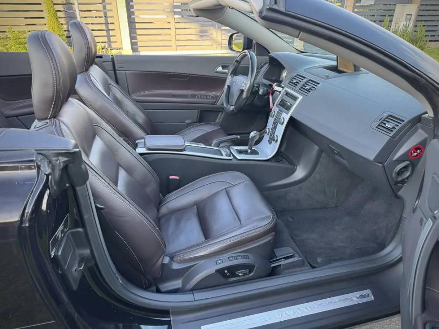 Black Volvo C70 2012 in Jelgava, with an engine capacity of 2.00 L and mileage of 282 thousand km for 8250 €, photo 16 on AUTOMOTO.COM.LV