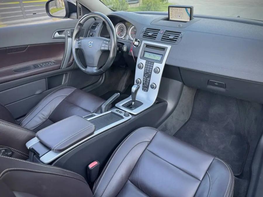 Black Volvo C70 2012 in Jelgava, with an engine capacity of 2.00 L and mileage of 282 thousand km for 8250 €, photo 17 on AUTOMOTO.COM.LV