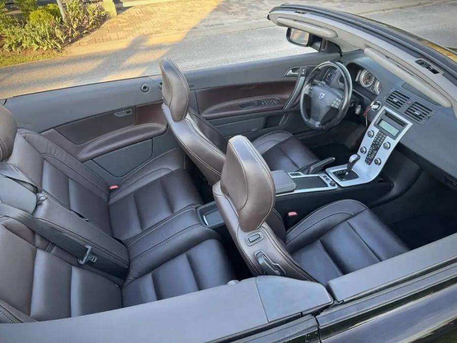 Black Volvo C70 2012 in Jelgava, with an engine capacity of 2.00 L and mileage of 282 thousand km for 8250 €, photo 18 on AUTOMOTO.COM.LV