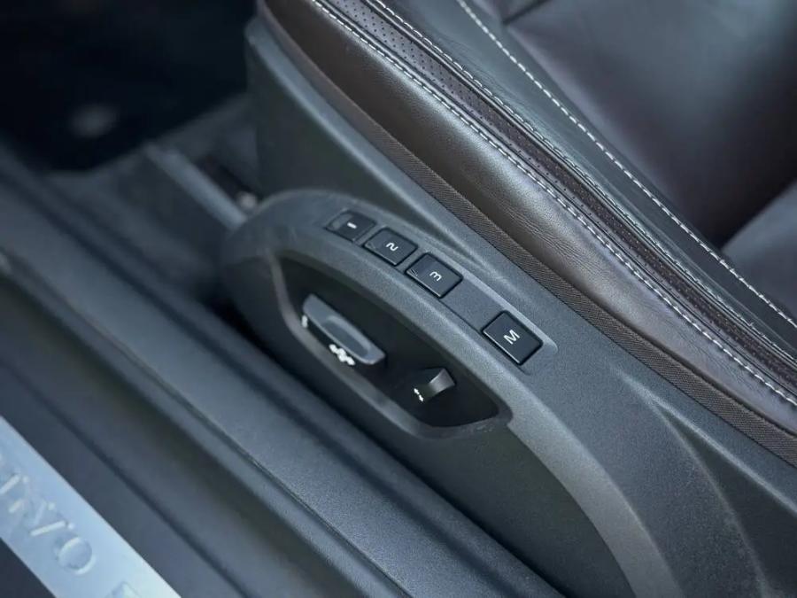 Black Volvo C70 2012 in Jelgava, with an engine capacity of 2.00 L and mileage of 282 thousand km for 8250 €, photo 20 on AUTOMOTO.COM.LV