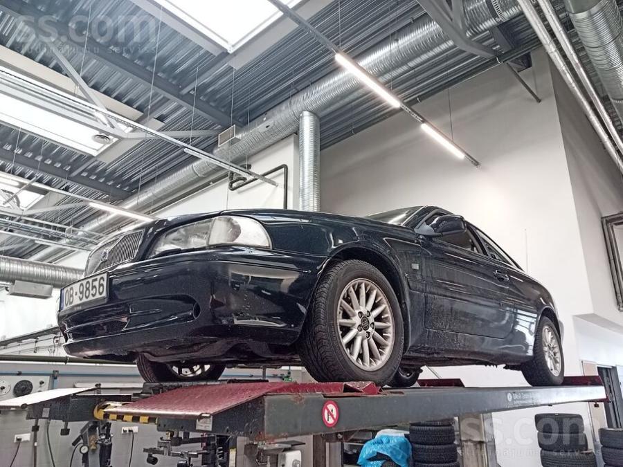 Melns Volvo C70 2000 Rīga, ar dzinēja tilpumu 2.40 L un nobraukumu 309 tūkst. km par 3000 €, foto 9 vietnē AUTOMOTO.COM.LV