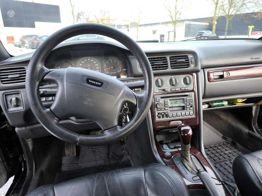 Melns Volvo C70 2000 Panevēža, ar dzinēja tilpumu 2.44 L un nobraukumu 270 tūkst. km par 2800 €, foto 4 vietnē AUTOMOTO.COM.LV