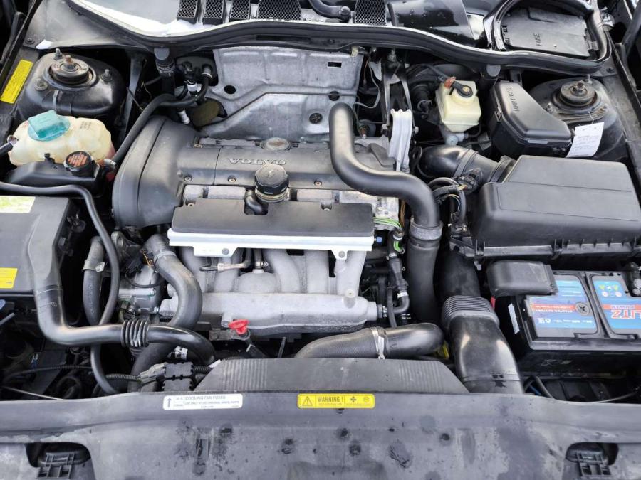Melns Volvo C70 2000 Panevēža, ar dzinēja tilpumu 2.44 L un nobraukumu 270 tūkst. km par 2800 €, foto 6 vietnē AUTOMOTO.COM.LV