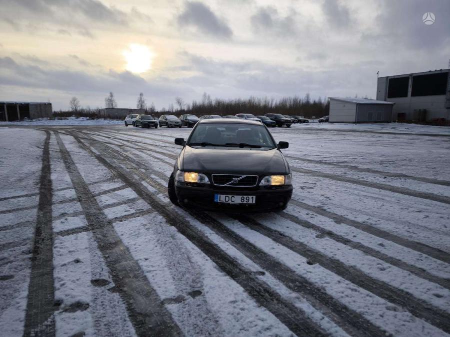Melns Volvo C70 2000 Panevēža, ar dzinēja tilpumu 2.44 L un nobraukumu 270 tūkst. km par 2800 €, foto 15 vietnē AUTOMOTO.COM.LV