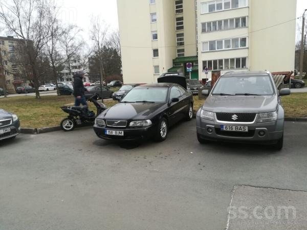 Melns Volvo C70 2000 Rīga, ar dzinēja tilpumu 2.40 L un nobraukumu 316 tūkst. km par 2500 €, foto 1 vietnē AUTOMOTO.COM.LV