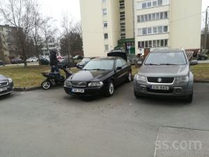 Melns Volvo C70 2000 Rīga, ar dzinēja tilpumu 2.40 L un nobraukumu 316 tūkst. km par 2500 €, foto  vietnē AUTOMOTO.COM.LV