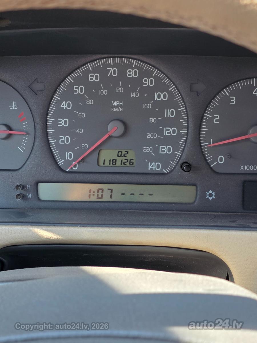 Blue Volvo C70 2000 in Parnu, with an engine capacity of 2.40 L and mileage of 190 thousand km for 2000 €, photo 5 on AUTOMOTO.COM.LV