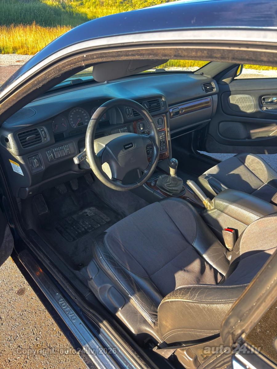 Zils Volvo C70 1999 Tallina, ar dzinēja tilpumu 2.40 L un nobraukumu 266 tūkst. km par 1800 €, foto 5 vietnē AUTOMOTO.COM.LV