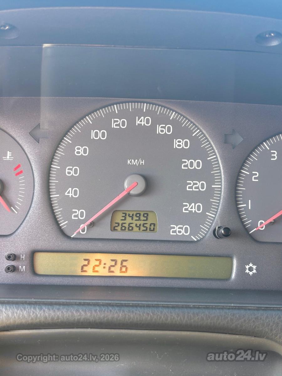 Zils Volvo C70 1999 Tallina, ar dzinēja tilpumu 2.40 L un nobraukumu 266 tūkst. km par 1800 €, foto 9 vietnē AUTOMOTO.COM.LV