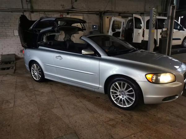 Grey Volvo C70 2007 in Kuldiga, with an engine capacity of 2.40 L and mileage of 353 thousand km for 3900 €, photo 1 on AUTOMOTO.COM.LV