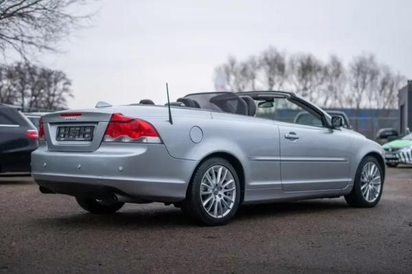 Pelēks Volvo C70 2007 Liepāja, ar dzinēja tilpumu 2.50 L un nobraukumu 180 tūkst. km par 5950 €, foto 2 vietnē AUTOMOTO.COM.LV
