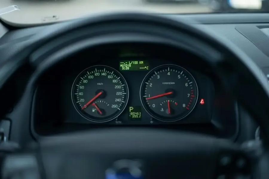Pelēks Volvo C70 2007 Liepāja, ar dzinēja tilpumu 2.50 L un nobraukumu 180 tūkst. km par 5950 €, foto 13 vietnē AUTOMOTO.COM.LV