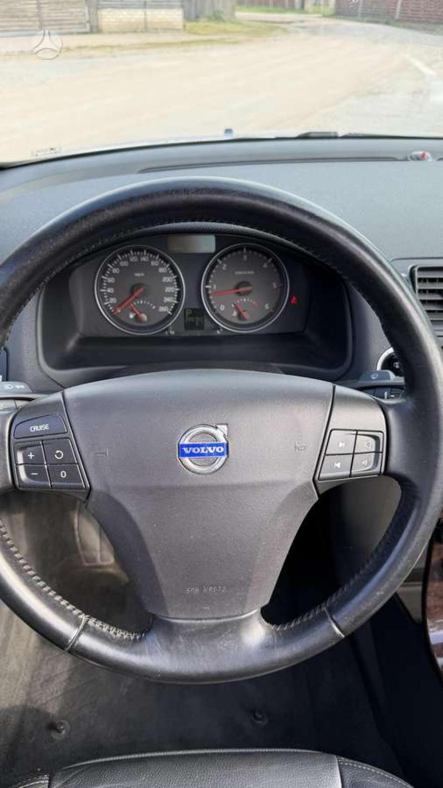 Grey Volvo C70 2007 in Taurage, with an engine capacity of 2.40 L and mileage of 206 thousand km for 3400 €, photo 13 on AUTOMOTO.COM.LV