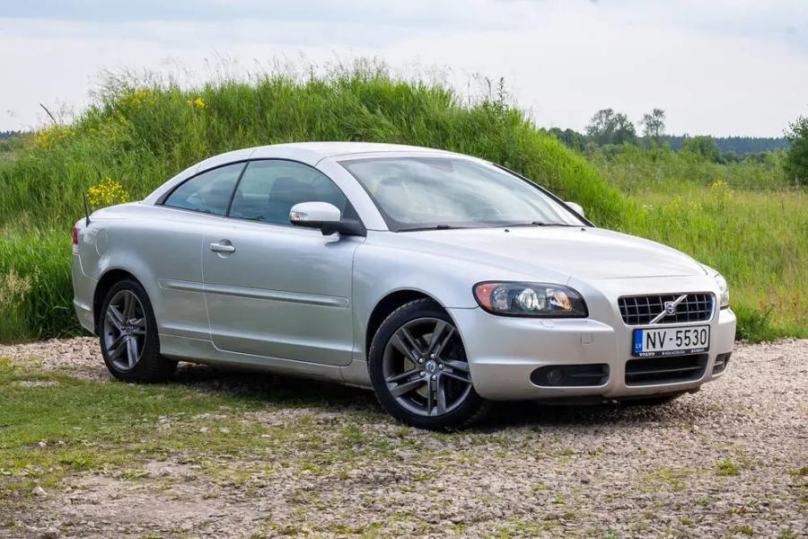 Grey Volvo C70 2008 in Riga, with an engine capacity of 2.00 L and mileage of 214 thousand km for 6495 €, photo 1 on AUTOMOTO.COM.LV