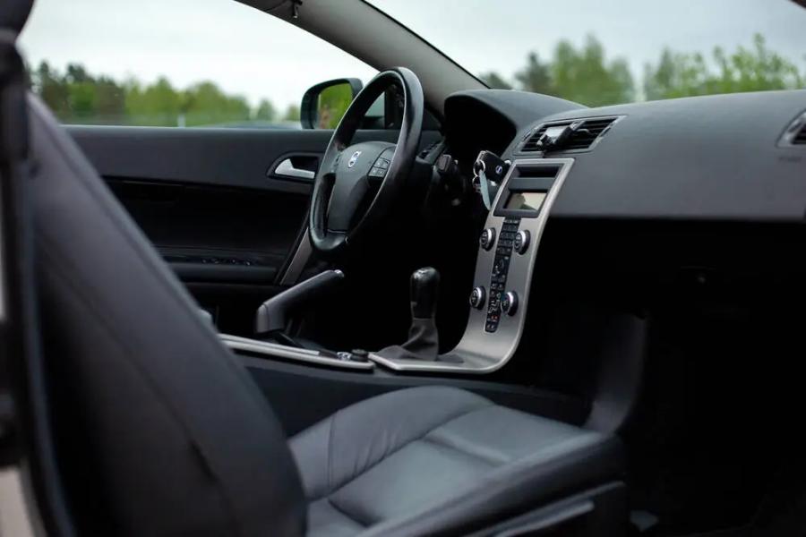 Grey Volvo C70 2008 in Riga, with an engine capacity of 2.00 L and mileage of 214 thousand km for 6495 €, photo 21 on AUTOMOTO.COM.LV