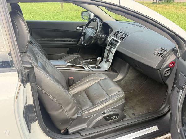 White Volvo C70 2011 in Klaipeda, with an engine capacity of 2.50 L and mileage of 240 thousand km for 3800 €, photo 9 on AUTOMOTO.COM.LV