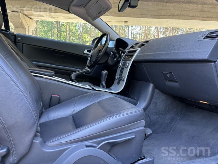 Balts Volvo C70 2012 Rīga, ar dzinēja tilpumu 2.00 L un nobraukumu 254 tūkst. km par 6790 €, foto 24 vietnē AUTOMOTO.COM.LV