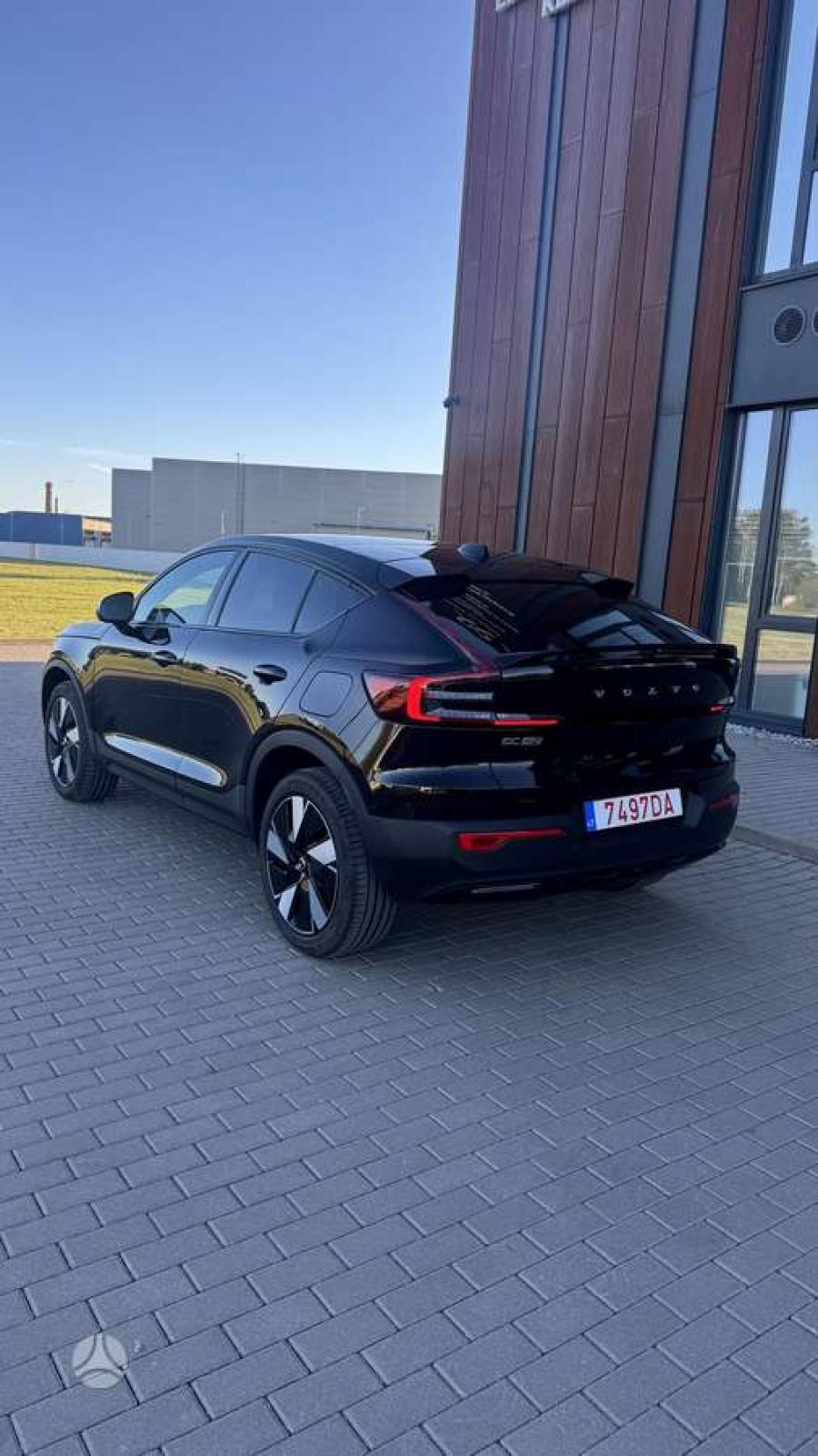 Black Volvo EC40 2024 in Kaunas, with an engine capacity of 0.00 L and mileage of 9 thousand km for 29999 €, photo 4 on AUTOMOTO.COM.LV