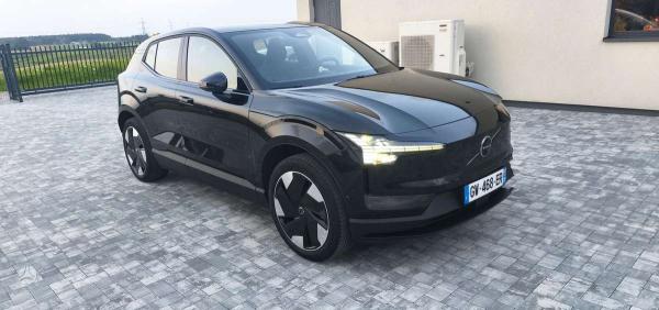 Melns Volvo EX30 2024 Alīta, ar dzinēja tilpumu 0.00 L un nobraukumu 117 tūkst. km par 18250 €, foto 2 vietnē AUTOMOTO.COM.LV