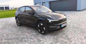 Black Volvo EX30 2024 in Alytus, with an engine capacity of 0.00 L and mileage of 117 thousand km for 17900 €, photo 4 on AUTOMOTO.COM.LV
