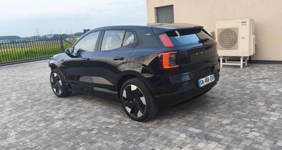 Black Volvo EX30 2024 in Alytus, with an engine capacity of 0.00 L and mileage of 117 thousand km for 17900 €, photo 9 on AUTOMOTO.COM.LV
