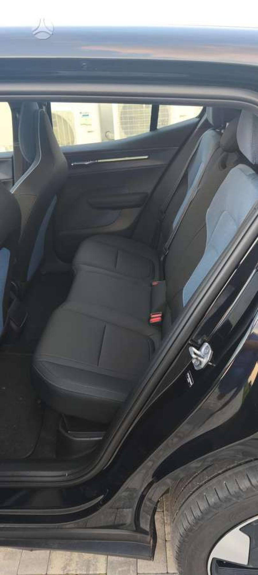 Black Volvo EX30 2024 in Alytus, with an engine capacity of 0.00 L and mileage of 117 thousand km for 17900 €, photo 24 on AUTOMOTO.COM.LV