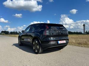 Black Volvo EX30 2024 in Kedainiai, with an engine capacity of 0.00 L and mileage of 26 thousand km for 17500 €, photo 5 on AUTOMOTO.COM.LV