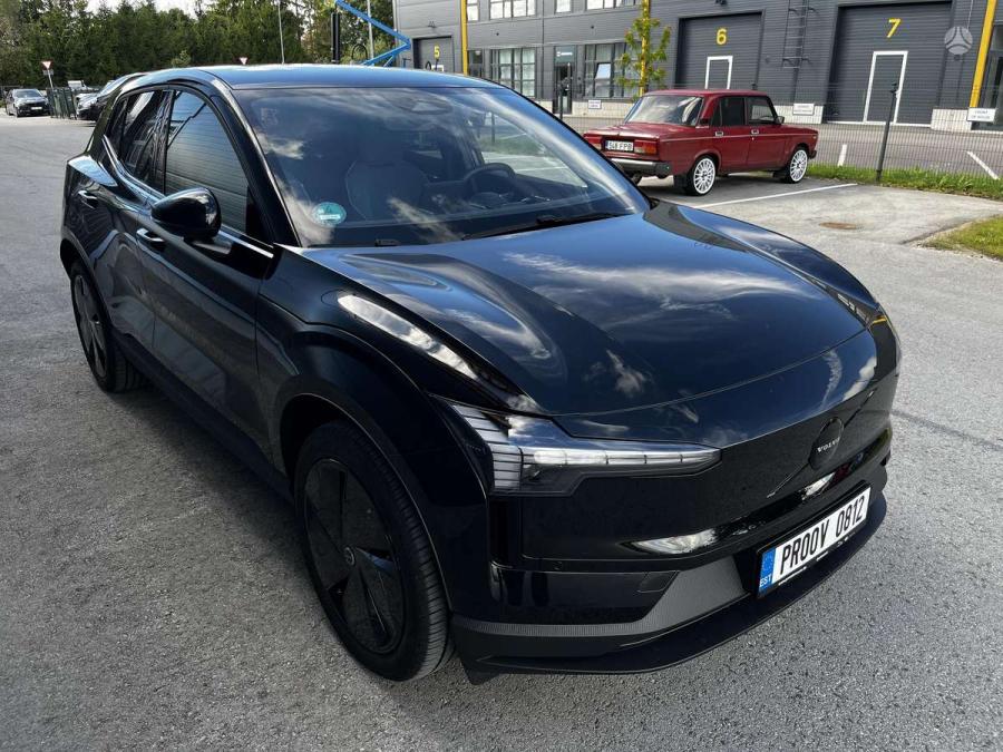 Melns Volvo EX30 2026 Tallina, ar dzinēja tilpumu 0.00 L un nobraukumu 4 tūkst. km par 39900 €, foto 4 vietnē AUTOMOTO.COM.LV