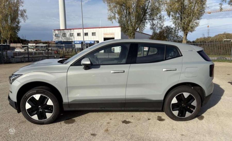 Pelēks Volvo EX30 2024 Plungė, ar dzinēja tilpumu 0.00 L un nobraukumu 16 tūkst. km par 17200 €, foto 3 vietnē AUTOMOTO.COM.LV