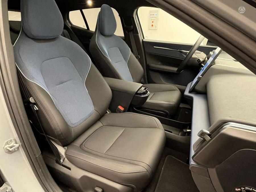 Pelēks Volvo EX30 2025 Panevēža, ar dzinēja tilpumu 0.00 L un nobraukumu 8 tūkst. km par 34490 €, foto 19 vietnē AUTOMOTO.COM.LV