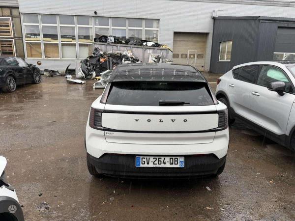 Белый Вольво EX30 2024 в Тельшяй, объемом двигателя 0.00 л и пробегом 31 тыс. км за 13800 €, фото 2 на AUTOMOTO.COM.LV