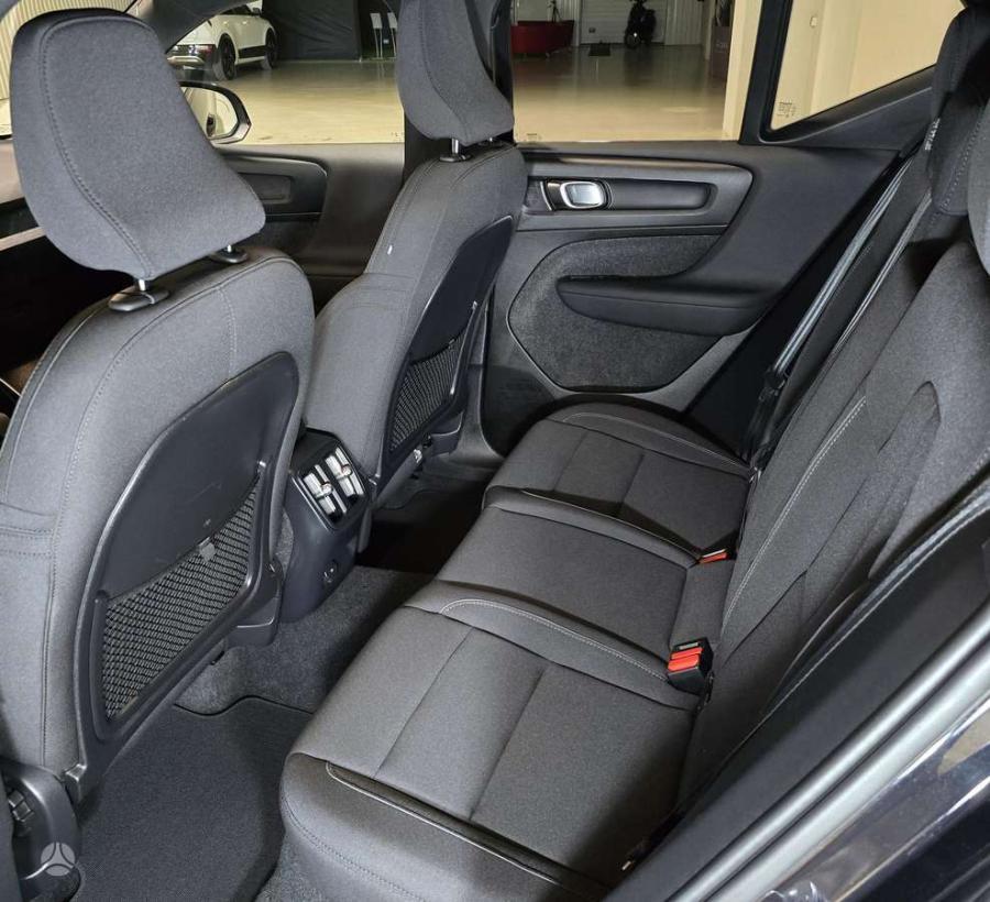 Melns Volvo EX40 2025 Šauļi, ar dzinēja tilpumu 0.00 L un nobraukumu 28 tūkst. km par 36900 €, foto 30 vietnē AUTOMOTO.COM.LV