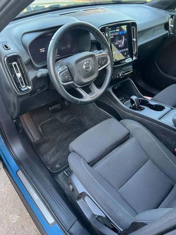 Blue Volvo EX40 2024 in Marijampole, with an engine capacity of 0.00 L and mileage of 39 thousand km for 31500 €, photo 7 on AUTOMOTO.COM.LV