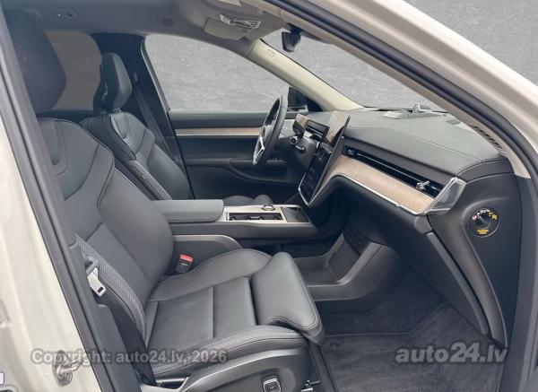 White Volvo EX90 2025 in Tallinn, with an engine capacity of 0.00 L and mileage of 18 thousand km for 83990 €, photo 5 on AUTOMOTO.COM.LV