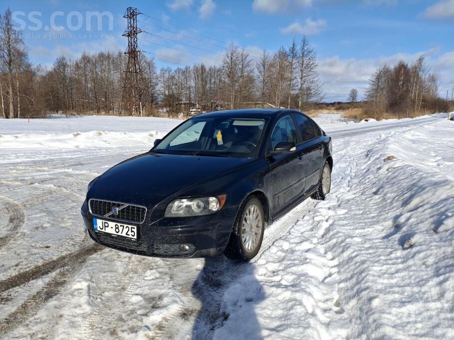 Black Volvo S40 2004 in Liepaja, with an engine capacity of 2.40 L and mileage of 288 thousand km for 1700 €, photo 1 on AUTOMOTO.COM.LV