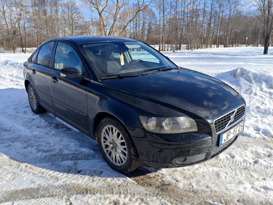 Black Volvo S40 2004 in Liepaja, with an engine capacity of 2.40 L and mileage of 288 thousand km for 1700 €, photo 2 on AUTOMOTO.COM.LV
