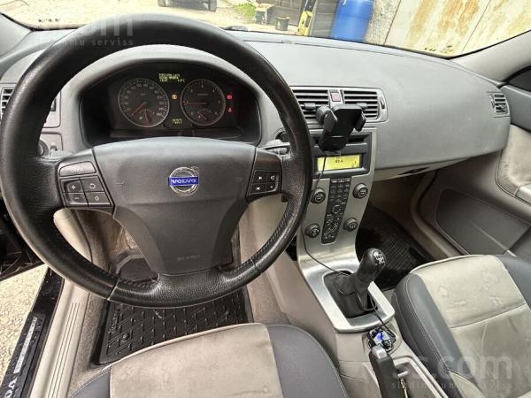 Black Volvo S40 2006 in Riga, with an engine capacity of 2.00 L and mileage of 365 thousand km for 2000 €, photo 6 on AUTOMOTO.COM.LV