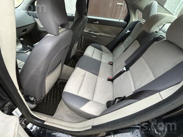 Black Volvo S40 2006 in Riga, with an engine capacity of 2.00 L and mileage of 365 thousand km for 2000 €, photo 9 on AUTOMOTO.COM.LV