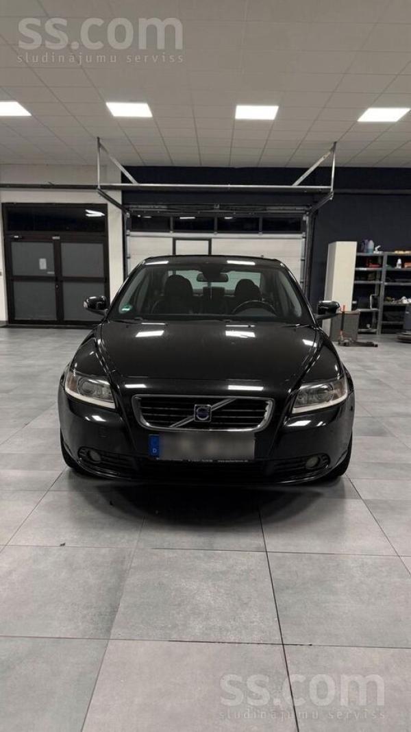 Black Volvo S40 2007 in Ogre, with an engine capacity of 1.80 L and mileage of 190 thousand km for 3995 €, photo 1 on AUTOMOTO.COM.LV