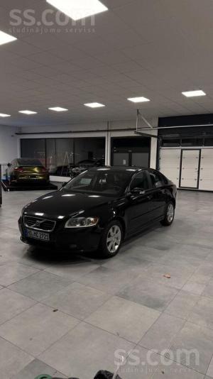 Black Volvo S40 2007 in Ogre, with an engine capacity of 1.80 L and mileage of 190 thousand km for 3995 €, photo 2 on AUTOMOTO.COM.LV