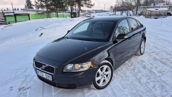 Black Volvo S40 2004 in Utena, with an engine capacity of 2.00 L and mileage of 362 thousand km for 2250 €, photo 1 on AUTOMOTO.COM.LV