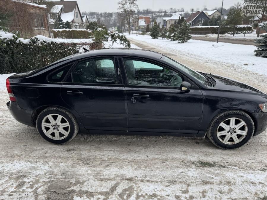 Melns Volvo S40 2004 Kauņa, ar dzinēja tilpumu 2.00 L un nobraukumu 306 tūkst. km par 1350 €, foto 4 vietnē AUTOMOTO.COM.LV