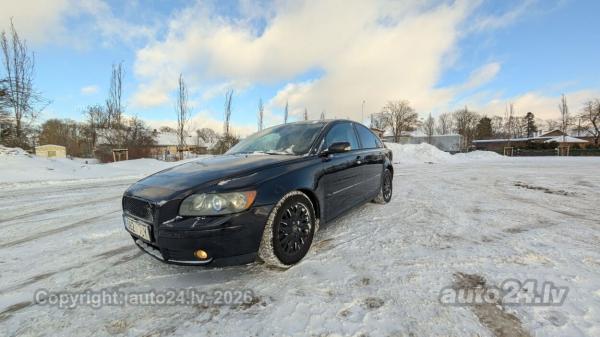 Black Volvo S40 2004 in Rakvere, with an engine capacity of 2.00 L and mileage of 400 thousand km for 1499 €, photo 1 on AUTOMOTO.COM.LV