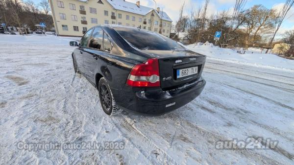 Black Volvo S40 2004 in Rakvere, with an engine capacity of 2.00 L and mileage of 400 thousand km for 1499 €, photo 4 on AUTOMOTO.COM.LV